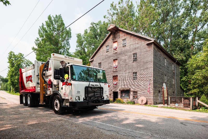 McNeilus Zero Radius Side Loader